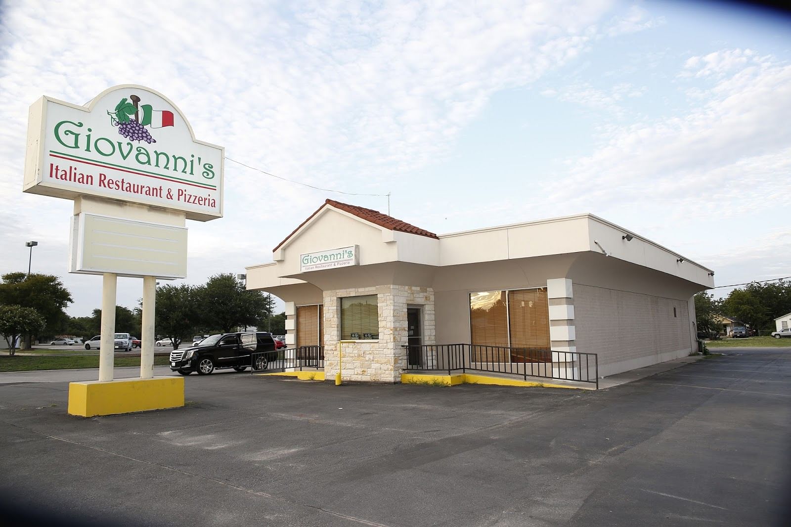 Giovanni's italian restaurant & pizzeria store